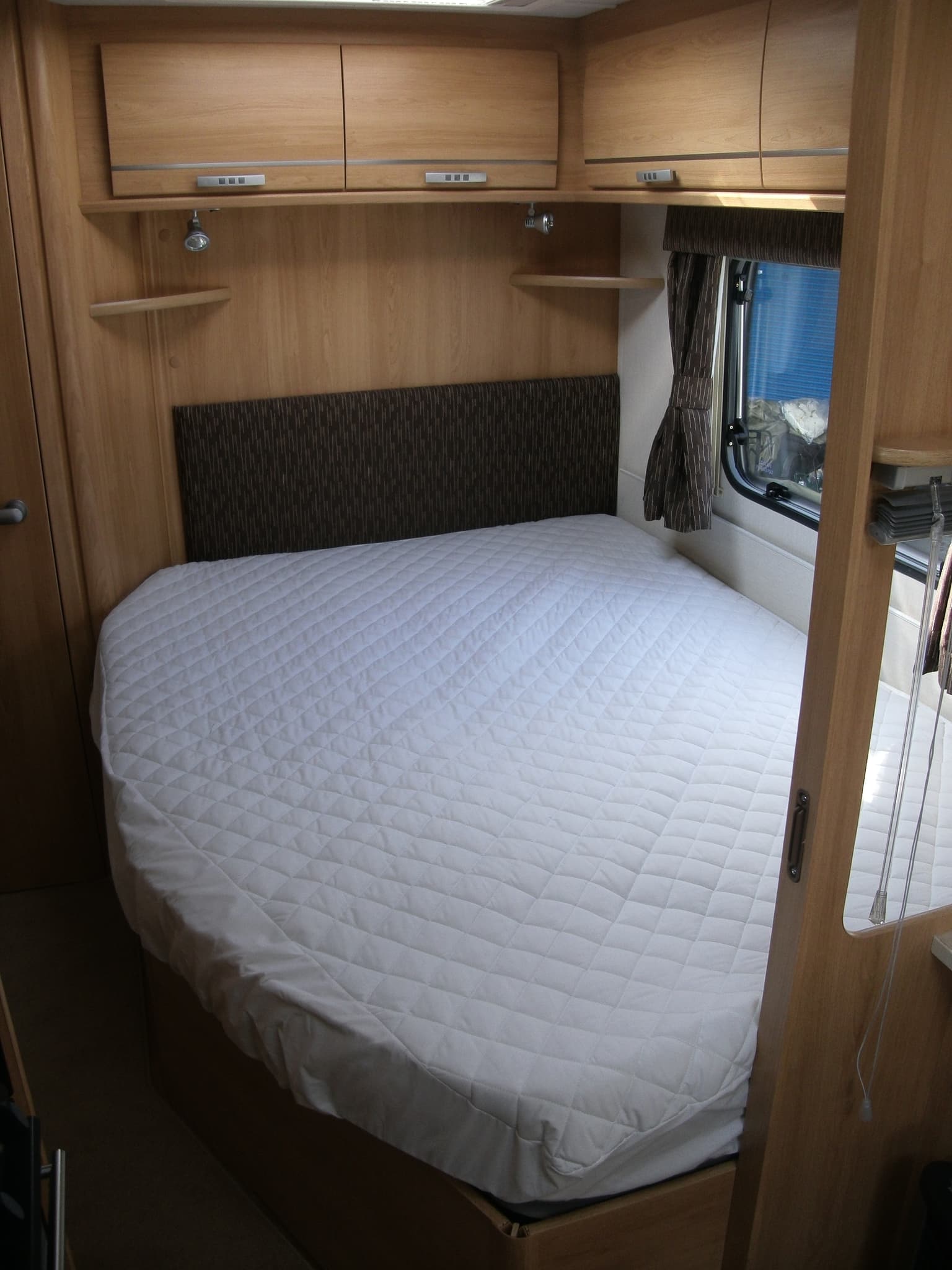 2010 Lunar Quasar 544 - SOLD | Black Country Caravans & Camping